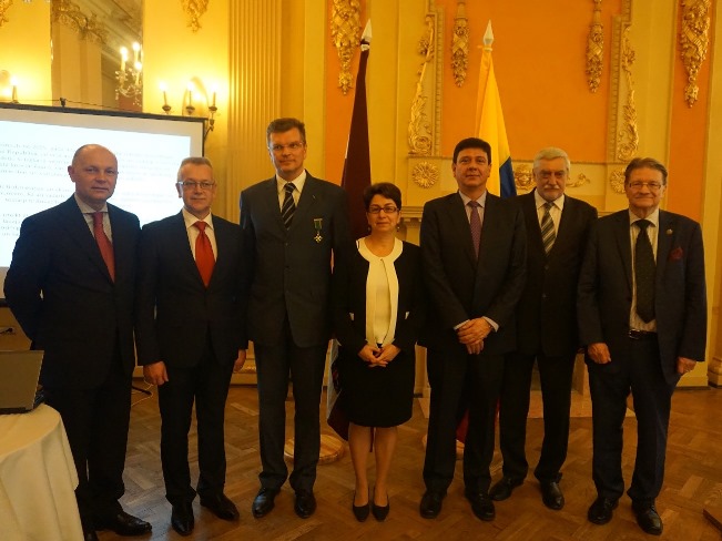 Cónsul Honorario de Colombia en Letonia, Roberts Binde, recibe ...